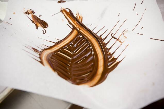 Chocolate Leaves in 30 Seconds - Easy and Fun Chocolate Decorations